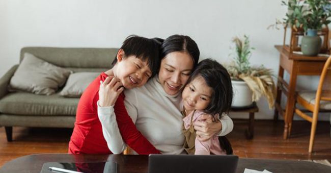 5 Tips Kakak Laki-Laki dan Adik Perempuan Saling Sayang