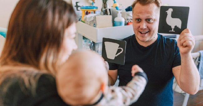 Membacakan Flash Card Merangsang Kemampuan Bicara Anak Saya