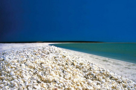 15 Pantai Unik di Dunia, Salah Satunya Ada di Indonesia!