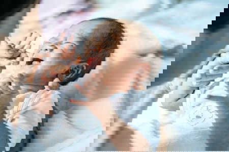 Penyebab Bayi Muntah Menyembur dan Cara Mengatasinya