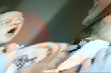 Penyebab Bayi Muntah Menyembur dan Cara Mengatasinya