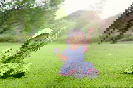 Ternyata Ini Penyebab Bayi Takut Rumput, Kenapa ya?