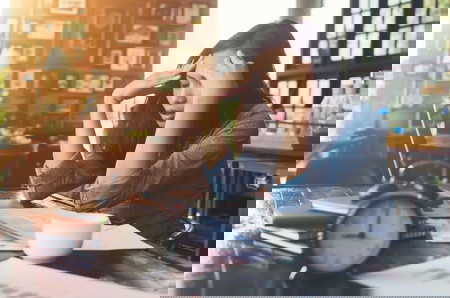 Cara Mengatasi Distraksi saat Bekerja Agar Bisa Fokus