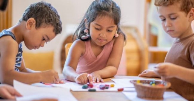 8 Cara Belajar Mengenal Warna untuk Anak, Coba Yuk!