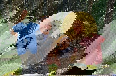 6 Potret Keluarga Hamidah Rachmayanti Kemah Naik Campervan, Seru!