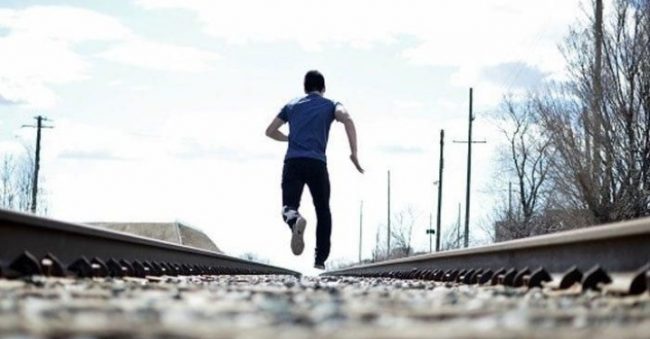 11 Arti Mimpi Dikejar Orang, Tanda Anda Sedang Berusaha Melarikan Diri