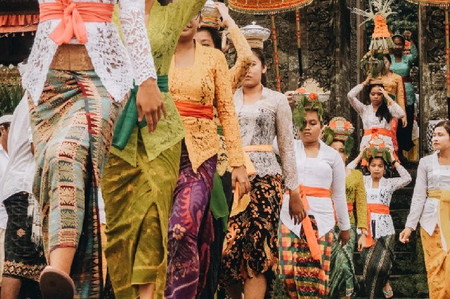 Mengenal Kain Endek Khas Bali yang Jadi Koleksi Christian Dior