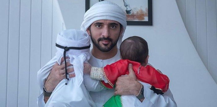 5 Potret Pangeran Dubai Fazza Momong Anak Kembarnya