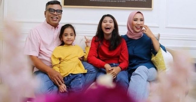 12 Potret Harmonis Keluarga Abdel Achrian, Adem Lihatnya