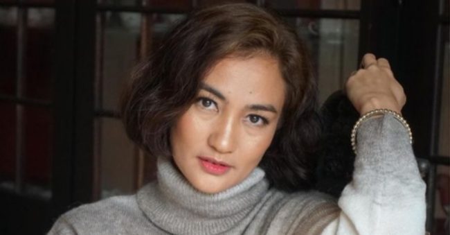 8 Gaya Atiqah Hasiholan Rambut Pendek, Fresh dan Awet Muda