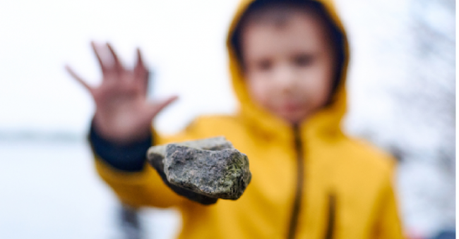 Balita Suka Melempar Barang: Penyebab dan Cara Mengatasi