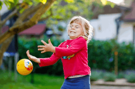 Balita Suka Melempar Barang: Penyebab dan Cara Mengatasi