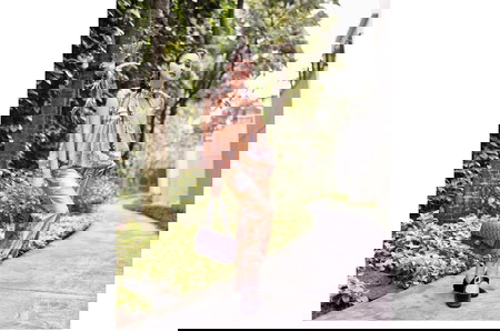 15 Inspirasi Fashion dari OOTD Sandra Dewi yang Elegan dan Stylish