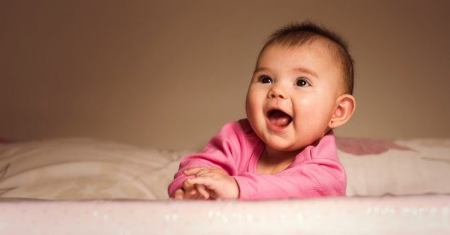 6 Tahapan Perkembangan Motorik Bayi Usia 0-12 Bulan