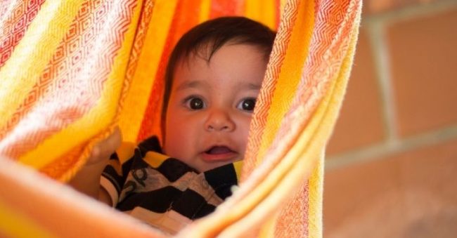 7 Cara Mengayun Bayi yang Benar dan Aman