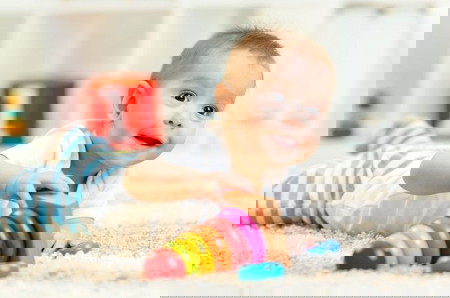 Perkembangan Motorik Bayi 7 Bulan dan Cara Menstimulasinya