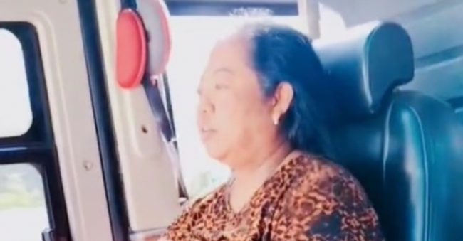 Viral Emak-emak Setir Bus, Buktikan Perempuan Bisa Jadi Apa Saja!