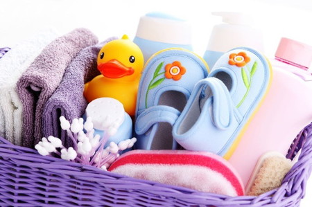 25 Kado untuk Bayi Baru Lahir, Bermanfaat dan Pasti Dipakai