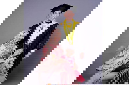 10 Potret Artis Dampingi Suami Wisuda, Anggun dan Memesona!