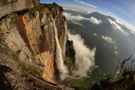 10 Air Terjun Terbesar di Dunia, Pemandangannya Bikin Takjub!