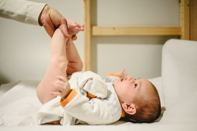 4 Causes of Continuous Baby Pooping, When Should You Be Alert?