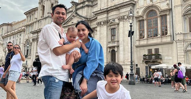 Keseruan Perjalanan Rayyanza Keliling Eropa, Anteng Banget!