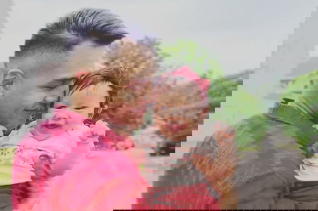 7 Potret Jonas Rivanno Momong Anak, Penuh Kasih Sayang