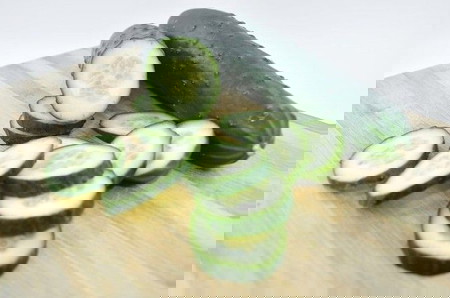 4 Cara Memotong Timun dan Menyimpannya Agar Tahan Lama