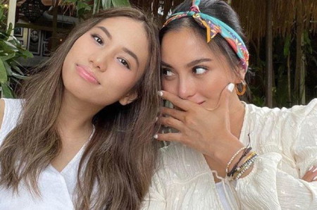 5 Potret Wisuda Jasmine Abeng, Tampil Memukau Bersama Sang Bunda!