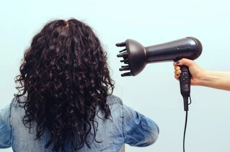 Susah Mengeringkan Rambut Bergelombang? Ini Tips dan Triknya!