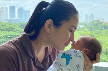 10 Potret Kadek Devie Terbaru, Kini Sibuk Jadi Ibu Bhayangkari