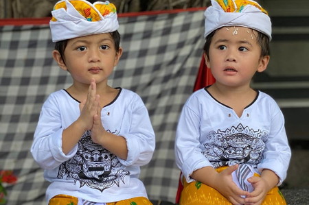 10 Potret Kadek Devie Terbaru, Kini Sibuk Jadi Ibu Bhayangkari