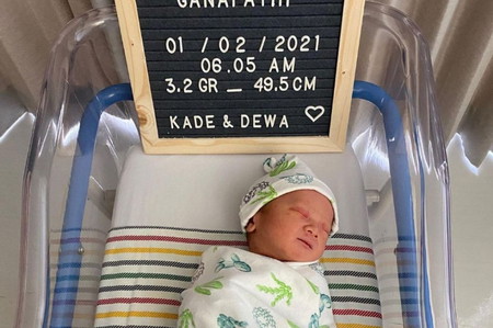 10 Potret Kadek Devie Terbaru, Kini Sibuk Jadi Ibu Bhayangkari