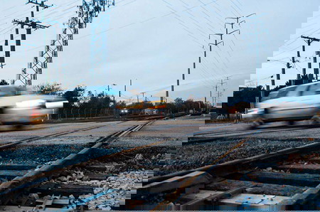 Sering Terjadi Mesin Kendaraan Mati di Rel Kereta, Apa Penyebabnya?