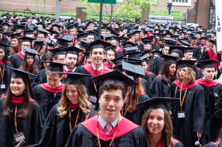 6 Toga Wisuda Universitas Dunia, Mana yang Jadi Favorit?