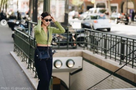 13 Foto Artis Pakai Crop Top dalam Berbagai Gaya dan Aktivitas