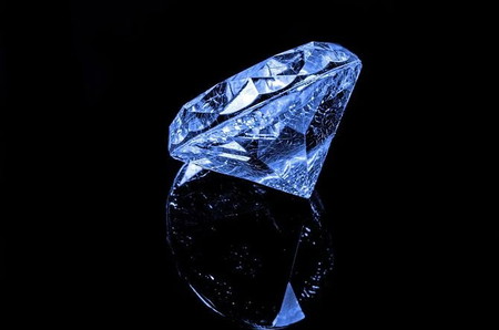 Batu Diamond, Birthstone Bulan April dan Simbol Cinta Abadi