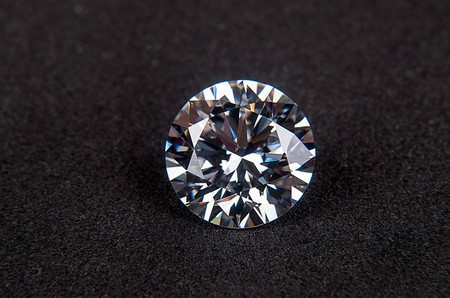 Batu Diamond, Birthstone Bulan April dan Simbol Cinta Abadi