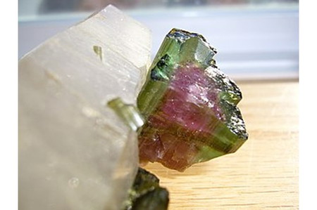 Batu Tourmaline, Permata yang Diyakini Menarik Rezeki bagi Pemakainya