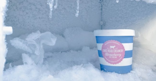 7 Cara Membersihkan Bunga Es di Freezer yang Layak Ditiru