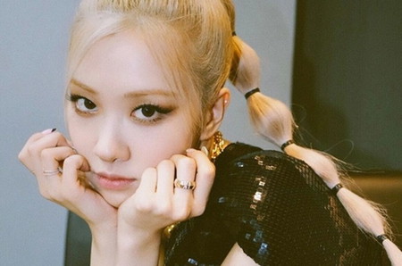 12 Ide Gaya Rambut Rosé BLACKPINK, Cocok untuk Rambut Panjang