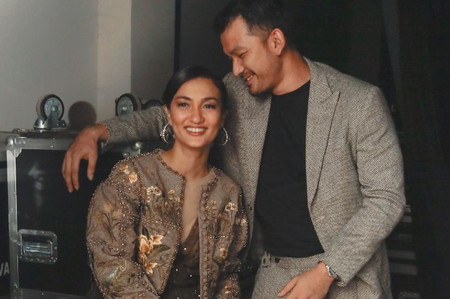 Anniversary Pernikahan Rio Dewanto dan Atiqah Hasiholan, Makin Mesra!
