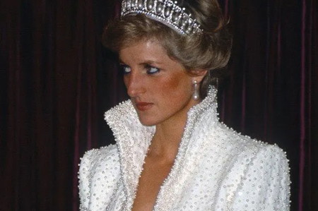 13 Gaya Ikonik Lady Diana yang Tidak Lekang oleh Waktu