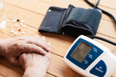 Mengenal Lopsided Smile dan Berbagai Penyebabnya