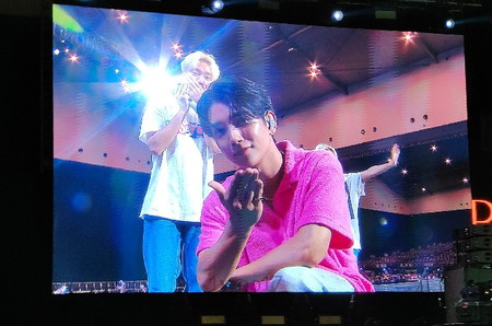 Momen Seru Konser SEVENTEEN di Indonesia dan Lika-Likunya