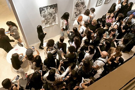 Potret Jimin BTS Dipamerkan di Komplek Museum Louvre, Keren!