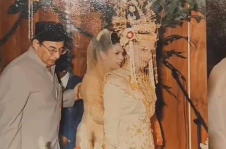 6 Potret Lawas Pernikahan Najwa Shihab dan Suami, 25 Tahun Bersama