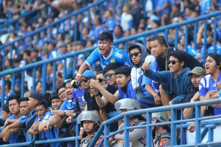 Loyal dan Solid! Inilah 10 Suporter Bola Fanatik di Indonesia