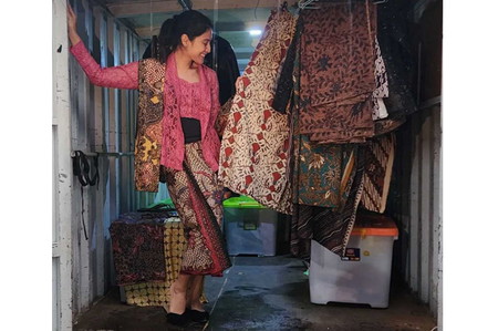 9 Artis Merayakan Hari Batik Nasional, Adu Gaya Pakaian Terbaik