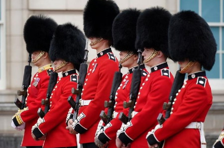 Ternyata Ini Alasan Pasukan Penjaga Istana Inggris Pakai Topi Tinggi